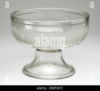 This footed bowl is a fine example of ceramic craftsmanship, featuring ...
