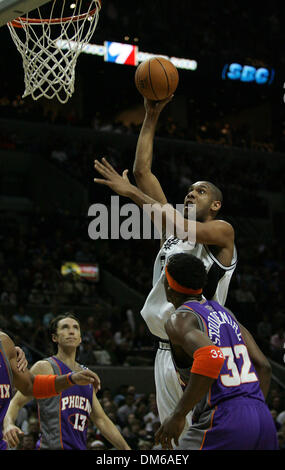 SAN ANTONIO, TX - DECEMBER 28: Arizona Wildcats lineman Jonah ...