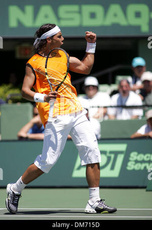 Apr 03, 2005; Key Biscayne, FL, USA; Federer wins 2-6, 6-7, 7-6, 6-3, 6 ...