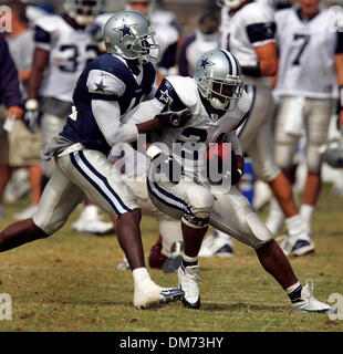 Dallas Cowboys running back Julius Jones (21) pulls away from New ...