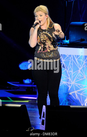 Kelly Clarkson performs at Molson Canadian Amphitheatre. Toronto ...