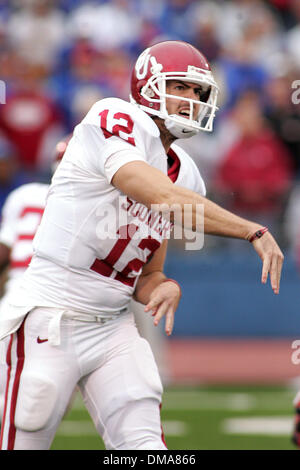 Oklahoma quarterback Landry Jones (12) looks to pass during Oklahoma's ...