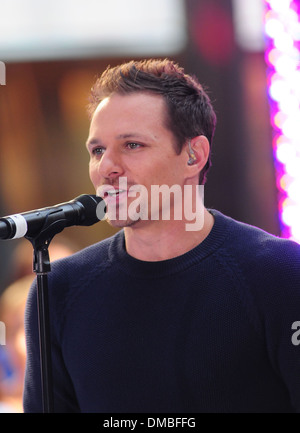 Drew Lachey 98 Degrees re-unite to perform live at Rockefeller Plaza as ...
