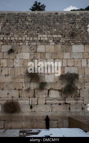 Jerusalem, Israel. 13th December 2013. Massive overnight snowfall ...