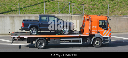 M25 UK motorway RAC breakdown rescue truck transporting a Land Rover ...