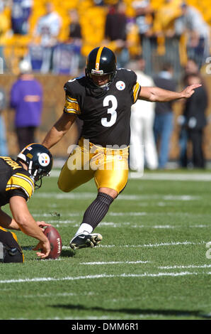 Pittsburgh Steelers place kicker Jeff Reed warms up prior to a game ...