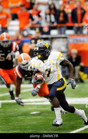 West Virginia running back Noel Devine #7 runs the ball during the ...