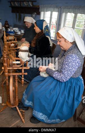 Lehde, Germany. 8th Dec, 2013. Women in traditional clothing from the ...
