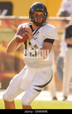 California quarterback Kevin Riley (13) hands-off to running back ...
