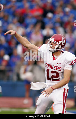 Oklahoma quarterback Landry Jones (12) passes during Oklahoma's 35-13 ...