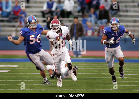 Oklahoma wide receiver Ryan Broyles (85) leaves the Kansas defense ...