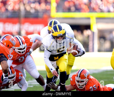 Illinois quarterback Juice Williams (7) runs against Cincinnati ...