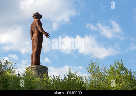 Statue at Abertillery Stock Photo: 44076278 - Alamy