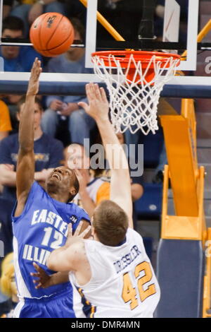 Toledo forward Jordan Dressler (42) and Alabama forward JaMychal Green ...