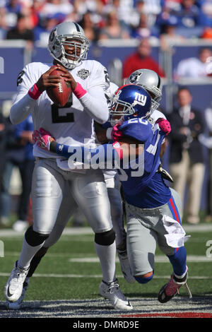 New York Giants quarterback Russell Wilson (3) warms up before an NFL ...