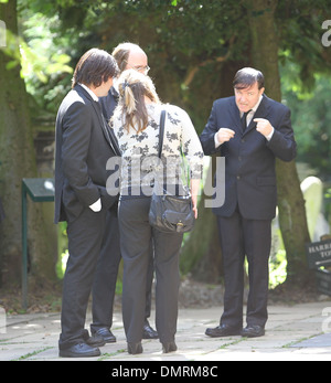DEREK, l-r: Karl Pilkington, Ricky Gervais, (Season 1, Episode 4, aired ...