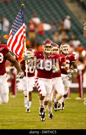 Temple Owls wide receiver Jason Harper #18 carrying the American Flag ...
