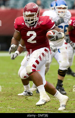 Temple Owls nose tackle Andre Neblett (2) gets tripped up by Buffalo ...