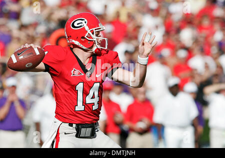 Georgia quarterback Joe Cox (14) calls an audible at the game against ...