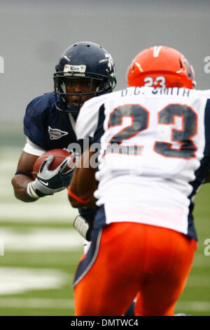 Patrick Randolph (#6) of the Rice Owls squares off against Da'Mon ...