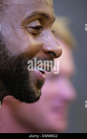 Jun 05, 2001; San Francisco, CA, USA; A grinning Jerry Rice runs ...