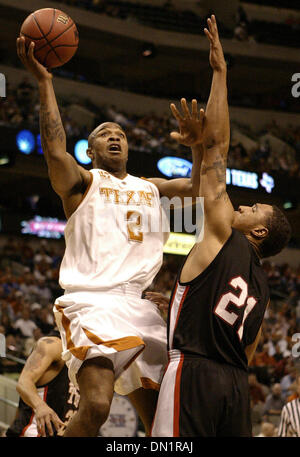 Mar 10, 2006; Dallas, TX, USA; Texas A&M's Josh Carter loooks for room ...