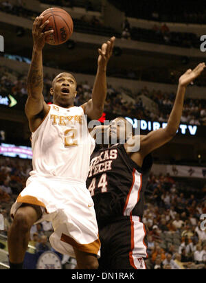 Mar 10, 2006; Dallas, TX, USA; Texas A&M's Josh Carter loooks for room ...