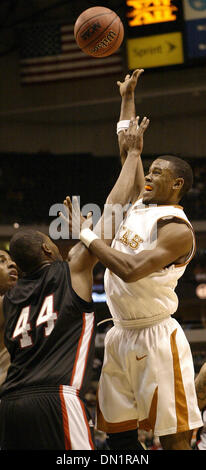 Mar 10, 2006; Dallas, TX, USA; Texas A&M's Josh Carter loooks for room ...