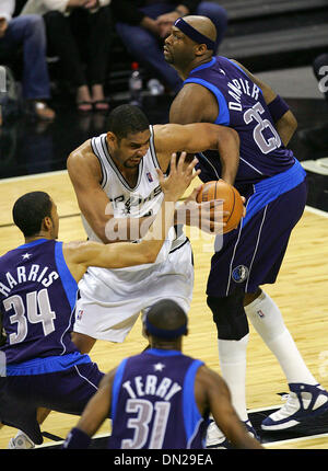 Dallas Mavericks center Erick Dampier (25) grabs a rebound against the ...