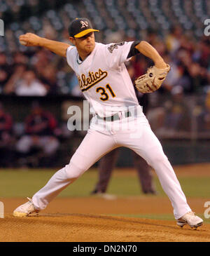Sep 19, 2006; Oakland, CA, U.S.A; Oakland Athletics Frank Thomas gives ...