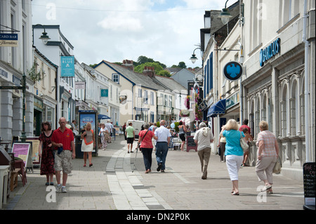 Busy Summer High Street People Wadebridge Cornwall Stock Photo - Alamy