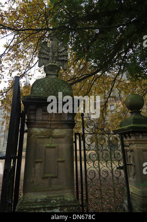 Eagle statues atop of entrance gate posts to country houses Stock Photo ...