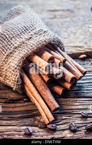 Aromatic cinnamon sticks on burlap fabric, closeup Stock Photo - Alamy