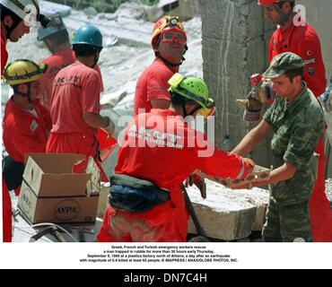 Sept. 8, 1999 - Athens, GRC - Greek, French and Turkish emergency ...
