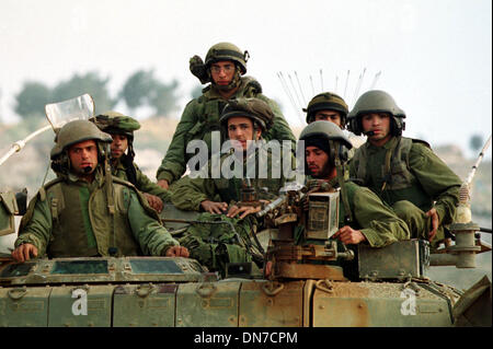 Israeli soldiers cross with a tank from southern Lebanon into northern ...