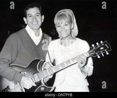 Aug. 19, 1964 - Paris, France - Singer TRINI LOPEZ posing for a ...