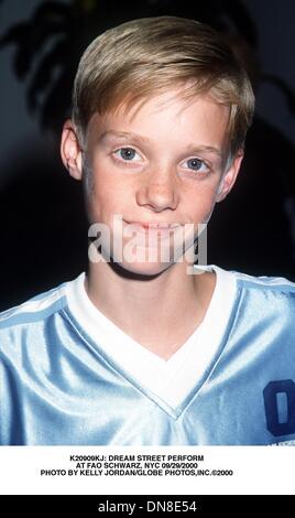Sept. 29, 2000 - K20909KJ: DREAM STREET PERFORM.AT FAO SCHWARZ, NYC 09 ...