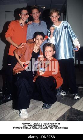 Sept. 29, 2000 - K20909KJ: DREAM STREET PERFORM.AT FAO SCHWARZ, NYC 09 ...