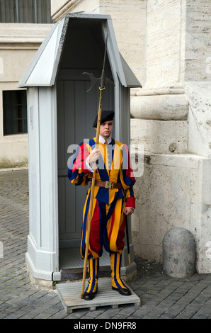Papal Swiss Guard with pike - Vatican City - Rome Italy Stock Photo - Alamy
