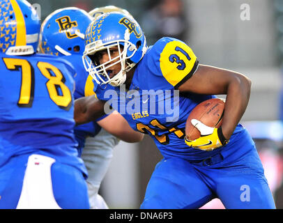 Carson, CA, . 20th Dec, 2013. Bakersfield Drillers qb, Asauni Rufus #4 ...