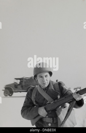 US army soldier pointing gun Stock Photo - Alamy