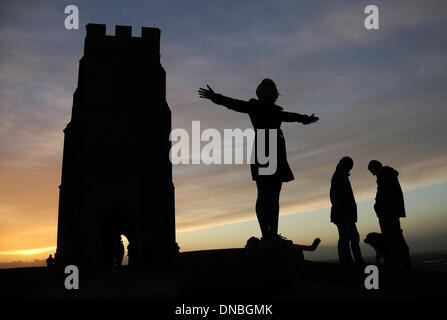 Glastonbury Tor, Somerset, UK. 21st June, 2014. Summer solstice sunrise ...