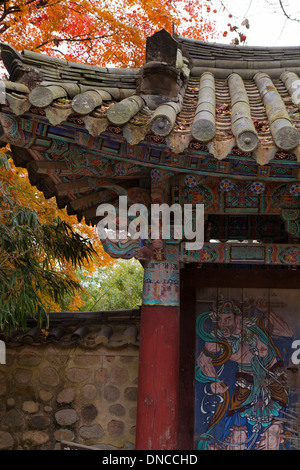 Traditional Korean architecture on temple, Seoul Korea Stock Photo - Alamy