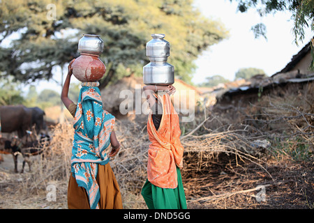Tribal woman carrying water. Bhil Tribe, Madhya Pradesh, India Stock ...