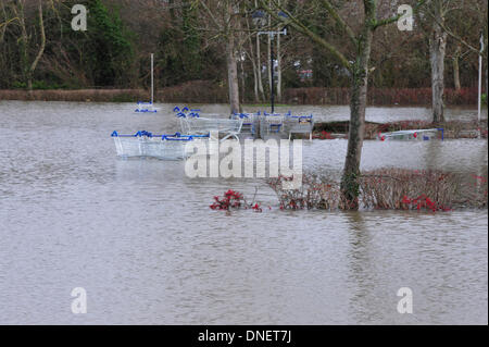 Hookwood, Surrey, UK. 24th December 2013. Supermarket car park in ...