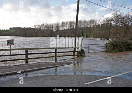 Tonbridge, Kent, UK 24 December 2013. The River Medway flooding ...