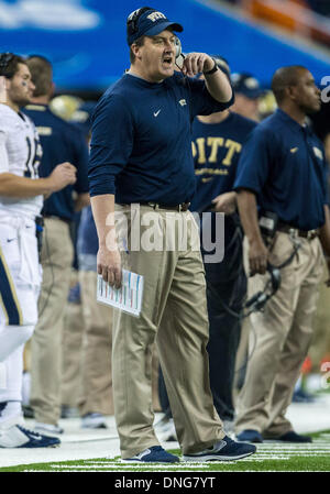 Pittsburgh head coach Paul Chryst, right, talks with quarterback Chad ...