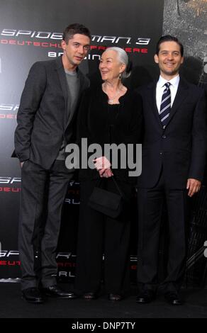 Topher Grace, Rosemary Harris, Tobey Maguire and Thomas Haden Church (l ...