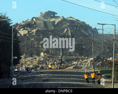 A Glasgow Housing Association multi-storey high rise is demolished on ...