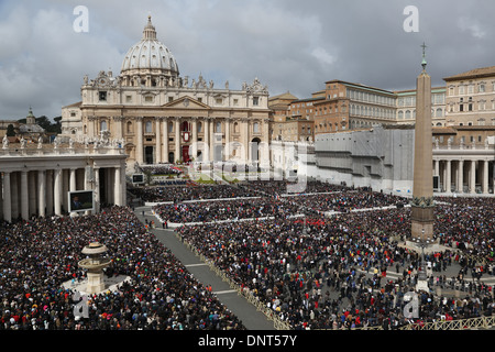 easter pilgrims by the vatican rome Stock Photo - Alamy